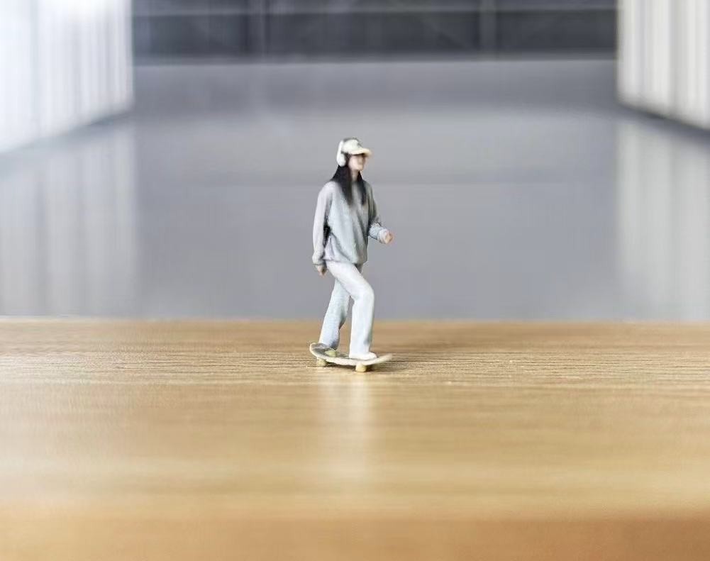 1:64 Painted Figure Model Miniature Resin Diorama Sand Skate GIrl Skat ...